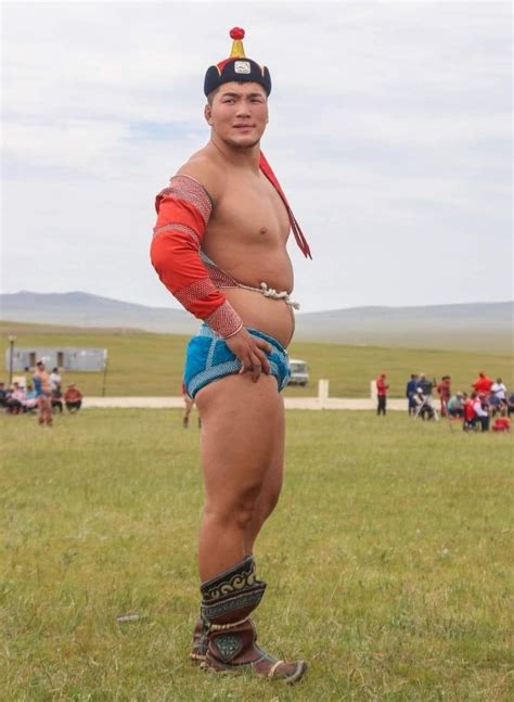 Өнөө жилийн наадмаар цолоо ахиулах НАЙМАН бөх