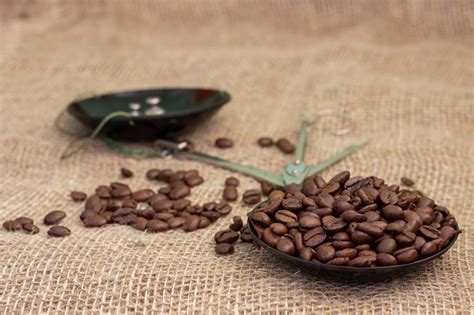 구운 커피 콩 무게와 골동품 손 규모에 무게 테이블에 누워 가방에 대한 스톡 사진 및 기타 이미지 가방 갈색 개념 Istock