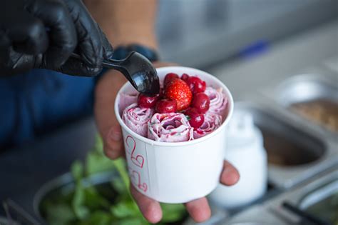 냉동 팬에 아이스크림 롤을 볶습니다 아이스크림을 말린 손으로 만든 아이스크림 디저트 강철 차가운 팬이있는 아이스크림 기계 튀김 25 29세에 대한 스톡 사진 및 기타 이미지