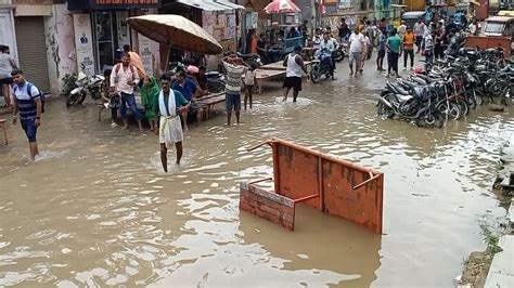 तस्वीरों में देखें काशी में बाढ़ का मंजरघर घाट और मंदिर डूबे सड़क पर