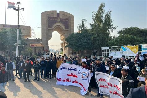 عقود جامعة كربلاء يجددون تظاهراتهم لا تراجع حتى التثبيت