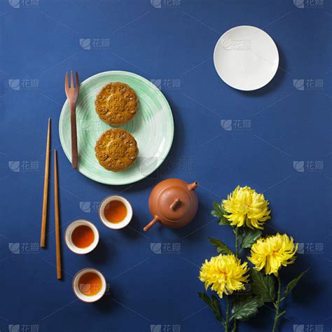 中秋节 饮食 静物 想法 平铺 月饼 菊花 茶杯 茶壶 中国食品