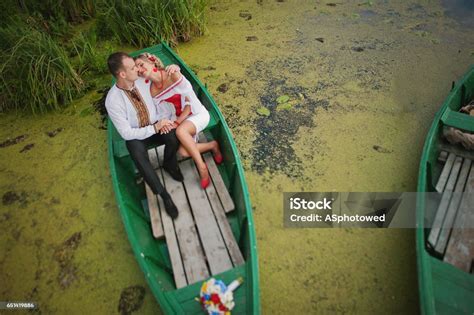 보트에 앉아 도크에 전통 드레스에 결혼식 아름 다운 커플 감정에 대한 스톡 사진 및 기타 이미지 감정 결혼 의식 결혼식 Istock