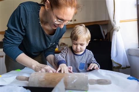 Maman Et Son Fils Font Des Cookies Dans La Cuisine Photo Premium