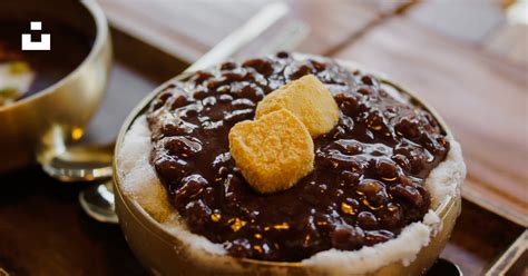 흰색 세라믹 접시에 갈색과 흰색 초콜릿 케이크 사진 Unsplash의 무료 디저트 이미지