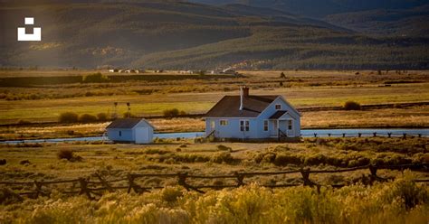 청록색과 검은 집 옆의 청록색과 검은 목조 주택 사진 Unsplash의 무료 땅 이미지