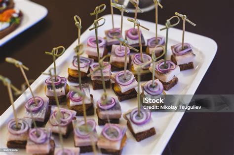아름 답게 꾸며진 다른 음식 간식으로 케이터링 연회 테이블 0명에 대한 스톡 사진 및 기타 이미지 0명 결혼식 고급 호텔 Istock