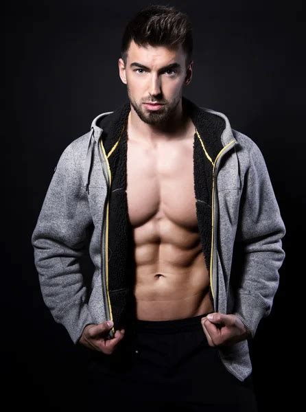 Hermoso musculoso joven culturista fotografía de stock Anetta
