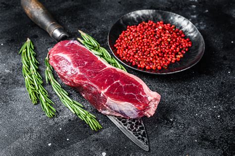 신선한 생 대리석 쇠고기 고기 등심 스테이크에 칼 검은 색 배경 위쪽 보기 Entrecôte에 대한 스톡 사진 및 기타 이미지 Entrecôte 검은색 고기 Istock