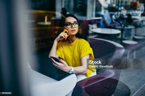 작품에 구현에 대 한 창의적인 아이디어에 대해 생각 하 고 멀리 보고 유행 안경에 명상 매력적인 그래픽 디자이너 화려한 갈색