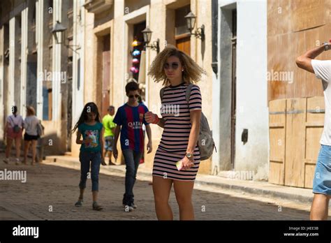 Havana Cuba Girls Malecon Fotos Und Bildmaterial In Hoher Auflösung