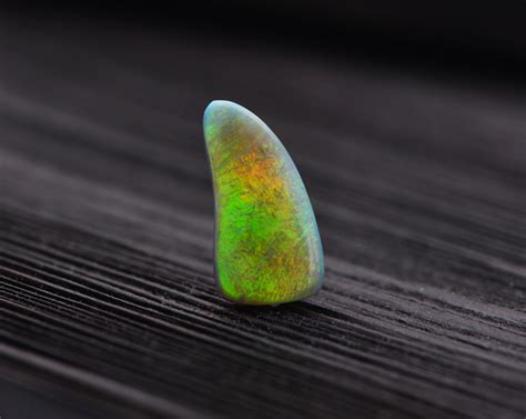 个性涂鸦 206克拉绚烂变彩异形黑欧泊 意彩石光 只做可收藏的彩色宝石