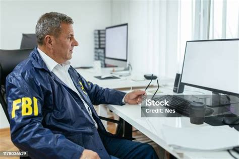 고위 Fbi 요원이 사무실에서 일합니다 Fbi에 대한 스톡 사진 및 기타 이미지 Fbi 노트북 50 59세 Istock