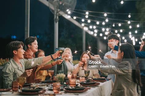 아시아 중국인 친구 야외 식사 음료와 음식을 즐기는 폭죽의 밤 사교 모임으로 축하 우정에 대한 스톡 사진 및 기타 이미지 우정 아시아인 밤 하루 시간대 Istock