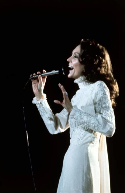 30 Photographs Of Karen Carpenter Performing On Stage In The 1970s And