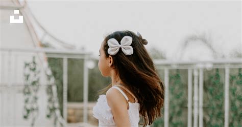 하얀 드레스와 금색 신발을 신은 어린 소녀 사진 Unsplash의 무료 행복한 이미지