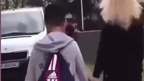 Vas Y Tabasse Le Une Mère Oblige Son Fils à Agresser Un Camarade
