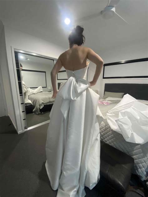 Mariana Hardwick Pippa Custom Gown Store Sample Wedding Dress Stillwhite