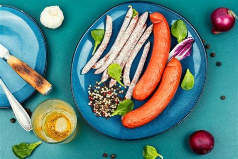 Geschmackvolle geräucherte kabanos würstchen aus gemischtem hackfleisch und kaltem bier
