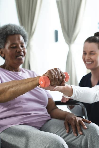 Diversas Pacientes Ancianas Que Hacen Ejercicio Con Peso Y Una Doctora