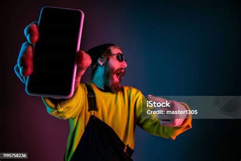 네온 빛에 그라데이션 스튜디오 배경에 고립 된 백인 남자의 초상화 감정에 대한 스톡 사진 및 기타 이미지 감정 개념 광고 Istock