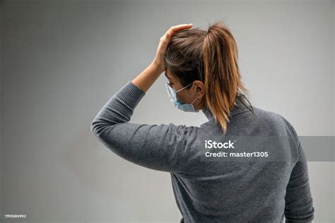 회색 스튜디오 배경에 대기 오염과 황혼에 대한 호흡 보호 마스크를 착용 백인 여성 감기와 독감에 대한 스톡 사진 및 기타 이미지 감기와 독감 건강관리와 의술 귀여운