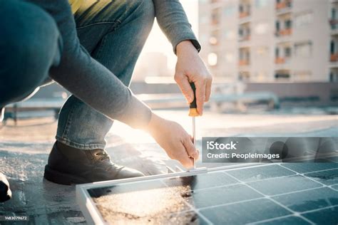 태양 전지판 스크루 드라이버 및 재생 가능 에너지 및 전기를위한 도구를 가진 작업자 손 지속 가능한 혁신 지붕 작업 및 엔지니어링은 환경 친화적이고 지속 가능한 제품을