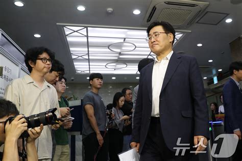 첫 출근하는 유상임 장관 후보자 뉴스1