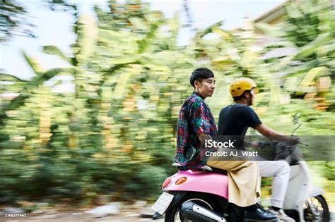 아침 출근길에 오토바이 택시 뒤에 타고 거리를 달리는 젊은 남자 모션블러에 대한 스톡 사진 및 기타 이미지 모션블러 여행 주제 태국 Istock