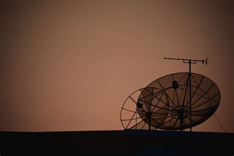 Photo Libre De Droit De Silhouette Que Lantenne Parabolique Est Monté