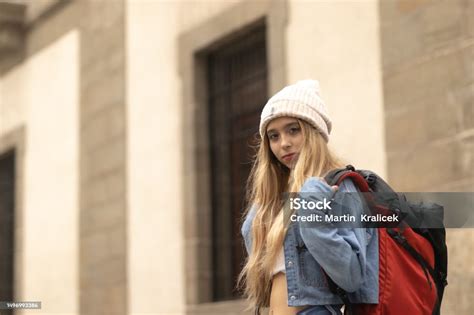 모자를 쓰고 고대 도시를 여행하는 젊은 여자 배낭 여행자 배경 오래 된 건물입니다 20 24세에 대한 스톡 사진 및 기타 이미지 20 24세 가방 개성 개념 Istock
