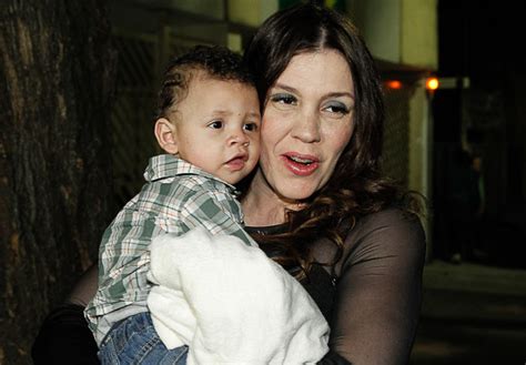 Simony comemora aniversário rodeada dos filhos e do namorado OFuxico