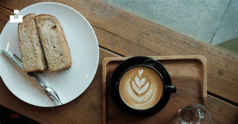 카푸치노 커피를 곁들인 크루아상 빵 사진 Unsplash의 무료 샌드위치 이미지