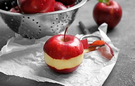 Manzana Madura Pelada En La Mesa Foto Premium