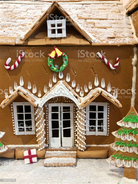 크리스마스 트리와 부엌 조리대에 착빙과 사탕 과자로 장식 된 수제 크리스마스 진저 브레드 비스킷 하우스의 클로즈업 이미지 진저브레드 하우스에 대한 스톡 사진 및 기타 이미지