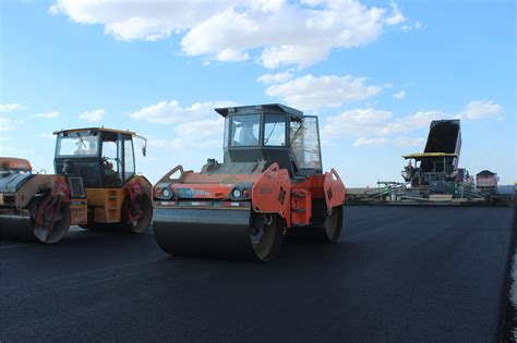 工人日报客户端：新疆首条沙漠高速公路s21阿乌公路二期四标提前完成主线沥青摊铺 中央 中铁四局集团有限公司——世界双500强企业中铁