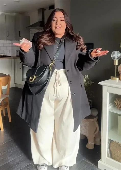 Im Size 22 And Proud Of My Curves Mean Trolls Call Me A ‘ginormous