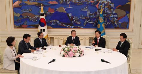 청와대에서 발언하는 황교안 자유한국당대표 경향포토