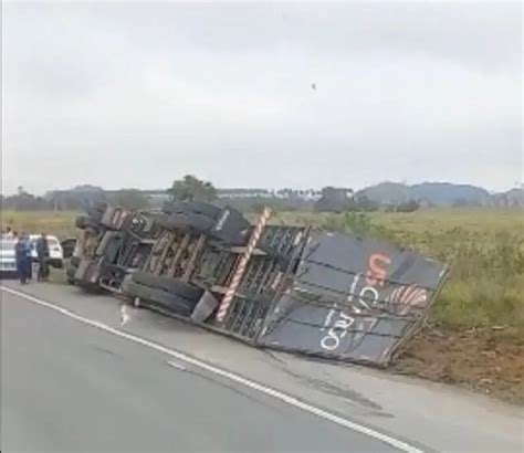 Carreta Tomba Na Br 470 E Deixa Quatro Pessoas Feridas Rede Web Tv
