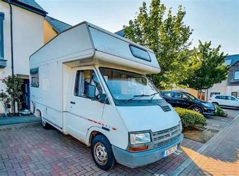 Pareja Deja El Trabajo Y Acondiciona Un Bus Para Poder Viajar Por El
