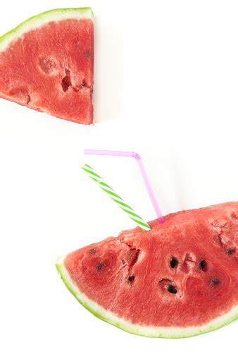 흰색 배경에 육즙이 잘 익은 붉은 수박의 조각 신선한 수박 주스 칵테일과 수박을 곁들인 청량음료 0명에 대한 스톡 사진 및 기타 이미지 Istock