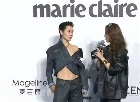 《战狼》女主官宣结婚！48岁余男红毯真空秀腹肌，帅过吴京的她终于嫁人了