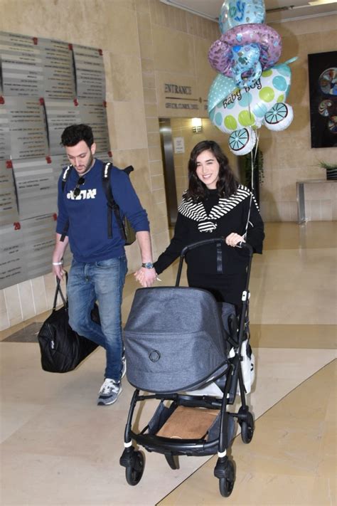 בידיים מלאות משי קליינשטיין השתחררה מבית חולים עם בנה הבכור Tmi