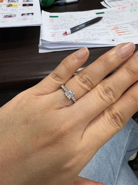 다들 결혼반지 자랑 좀 해줘 💍 난 10년 프린세스컷으로 했는데 손가락에 살이 쪘는지 다이아가 작아보이네🤣 결혼반지라서 메인