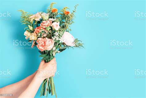 파란색 배경에 분홍색 꽃다발을 들고 있는 여성의 손이 공간을 복사합니다 개념에 대한 스톡 사진 및 기타 이미지 개념 개화기