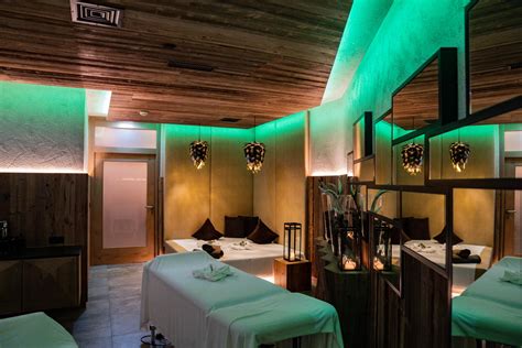 Masseur in in unserem jungen wilden Wildspitz Team bei Verwöhnhotel Wildspitze in St Leonhard