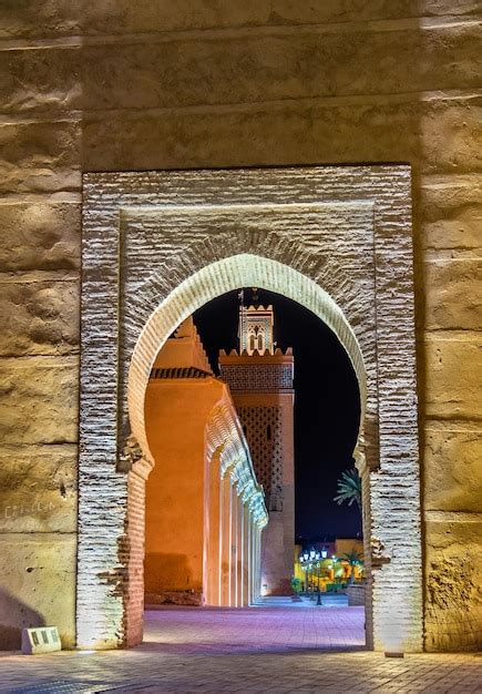 La Mosquée Moulay El Yazid Vue à Travers Une Porte à Marrakech Au Maroc