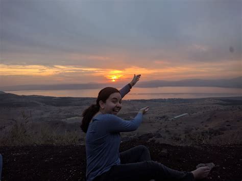 Psbattle This Girl Trying To Pose Rphotoshopbattles