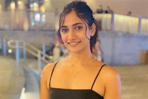 பிக்பாஸ் லாஸ்லியாவா இது உடல் எடை குறைத்து ஆளே மாறிவிட்டாரே