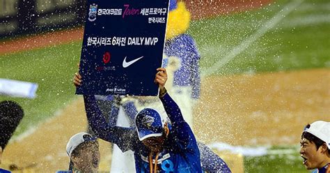 윤성환 데일리mvp도 받고 샴페인 세례도 듬뿍 포토